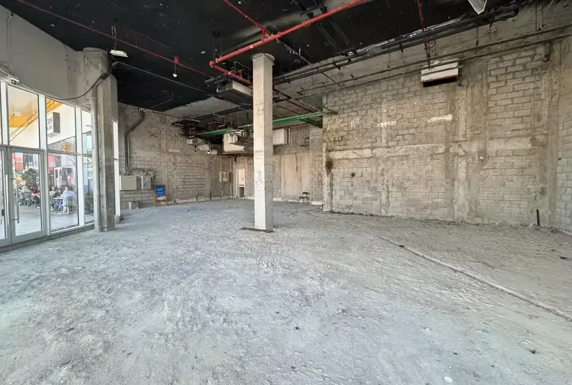 Vacant Shop for Rent in Motor City With Terrace Space